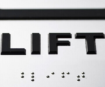 Gravotac™: rotulación en braille en interiores | Gravograph